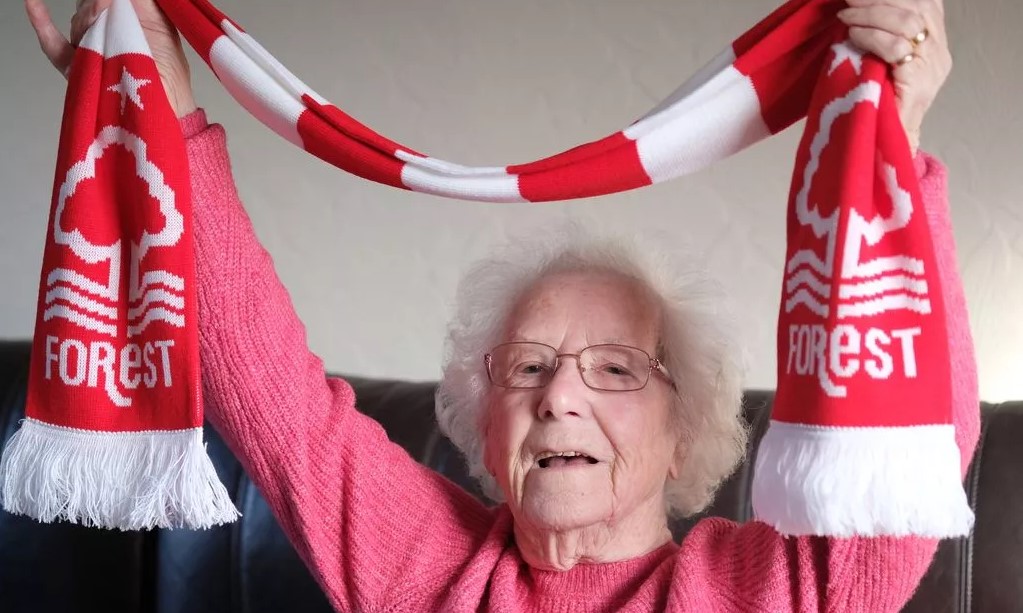 Daughter surprises 92-year-old disabled mum by taking her to football match