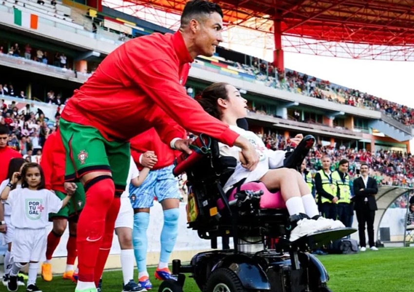 Ronaldo shows act of kindness at Euro warm-up