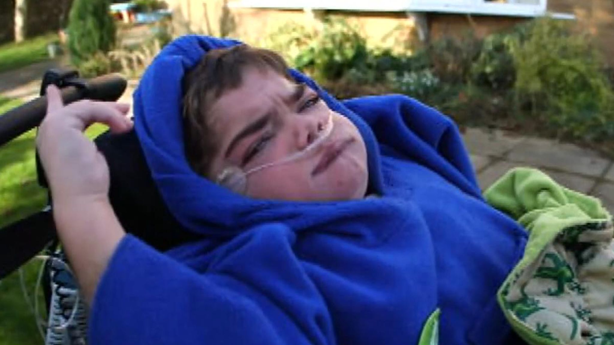 Non-verbal teenager writes book by just using his eyes