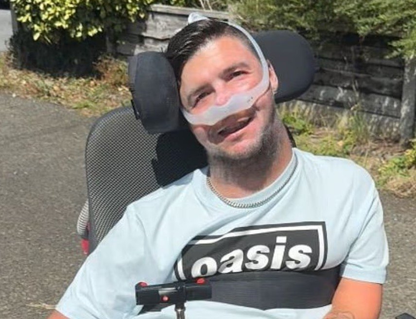‘Disabled’ Oasis fans in wheelchairs ‘miraculously’ stand during ...